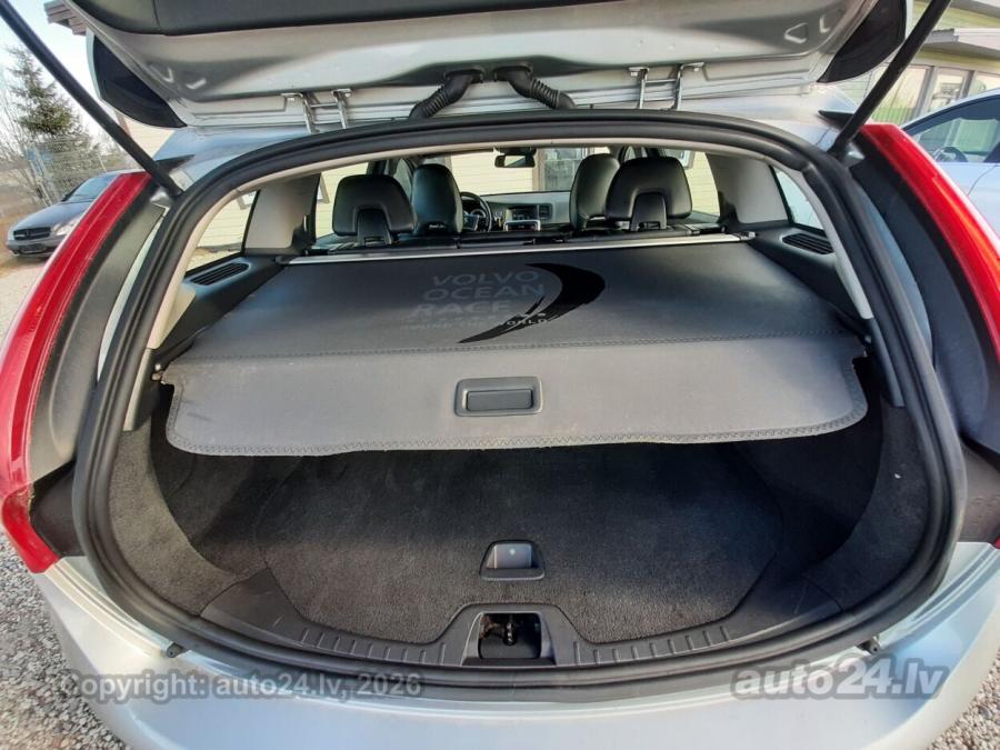 Pelēks Volvo V60 2011 Tartu, ar dzinēja tilpumu 2.40 L un nobraukumu 252 tūkst. km par 7500 €, foto 4 vietnē AUTOMOTO.COM.LV