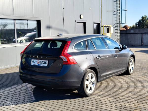 Pelēks Volvo V60 2011 Šauļi, ar dzinēja tilpumu 2.00 L un nobraukumu 0 tūkst. km par 6250 €, foto 4 vietnē AUTOMOTO.COM.LV