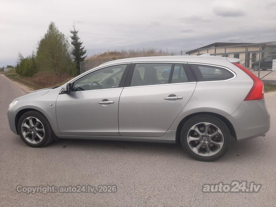 Pelēks Volvo V60 2011 Tartu, ar dzinēja tilpumu 2.40 L un nobraukumu 252 tūkst. km par 7200 €, foto 3 vietnē AUTOMOTO.COM.LV