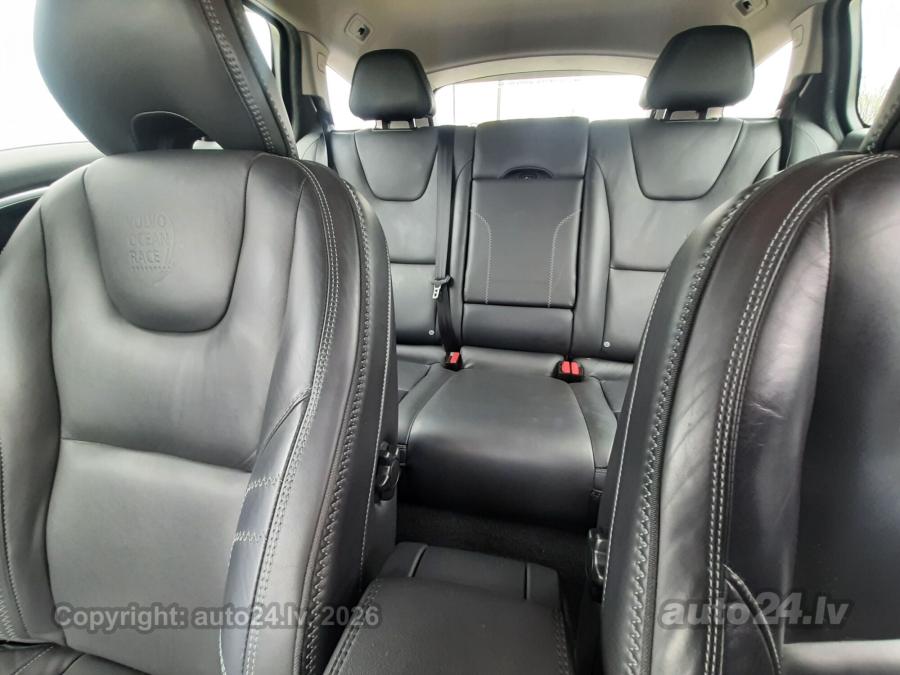 Pelēks Volvo V60 2011 Tartu, ar dzinēja tilpumu 2.40 L un nobraukumu 252 tūkst. km par 7200 €, foto 15 vietnē AUTOMOTO.COM.LV