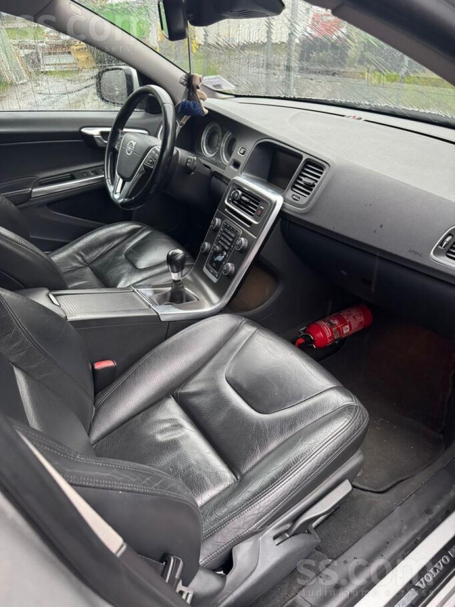 Grey Volvo V60 2011 in Riga, with an engine capacity of 1.60 L and mileage of 310 thousand km for 3900 €, photo 4 on AUTOMOTO.COM.LV