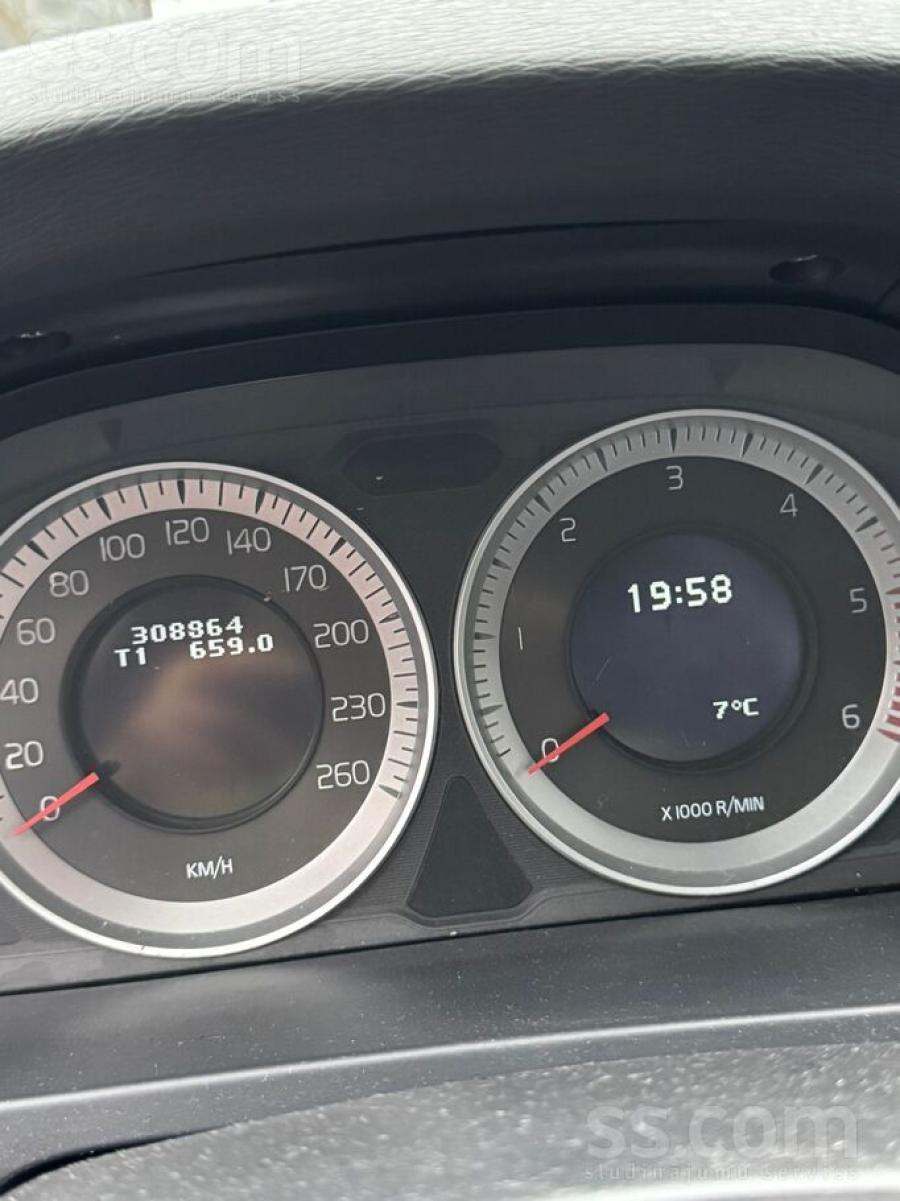 Grey Volvo V60 2011 in Riga, with an engine capacity of 1.60 L and mileage of 310 thousand km for 3900 €, photo 9 on AUTOMOTO.COM.LV
