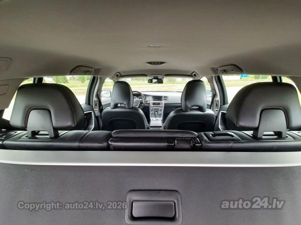 Pelēks Volvo V60 2011 Tartu, ar dzinēja tilpumu 2.40 L un nobraukumu 252 tūkst. km par 6990 €, foto 5 vietnē AUTOMOTO.COM.LV
