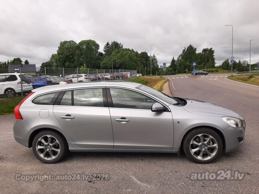 Pelēks Volvo V60 2011 Tartu, ar dzinēja tilpumu 2.40 L un nobraukumu 252 tūkst. km par 6990 €, foto 11 vietnē AUTOMOTO.COM.LV