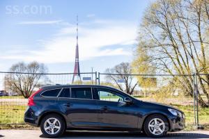 Pelēks Volvo V60 2011 Rīga, ar dzinēja tilpumu 2.00 L un nobraukumu 303 tūkst. km par 6290 €, foto 6 vietnē AUTOMOTO.COM.LV