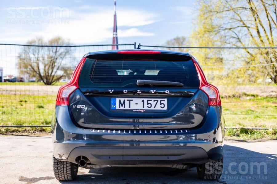 Pelēks Volvo V60 2011 Rīga, ar dzinēja tilpumu 2.00 L un nobraukumu 303 tūkst. km par 6290 €, foto 9 vietnē AUTOMOTO.COM.LV