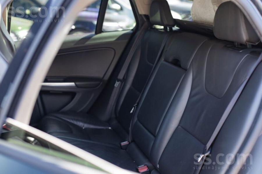 Pelēks Volvo V60 2011 Rīga, ar dzinēja tilpumu 2.00 L un nobraukumu 303 tūkst. km par 6290 €, foto 11 vietnē AUTOMOTO.COM.LV