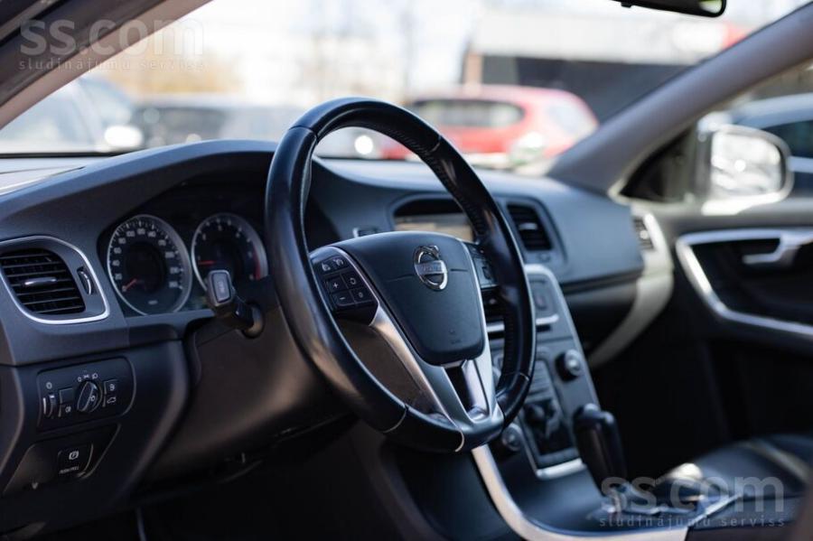 Pelēks Volvo V60 2011 Rīga, ar dzinēja tilpumu 2.00 L un nobraukumu 303 tūkst. km par 6290 €, foto 13 vietnē AUTOMOTO.COM.LV