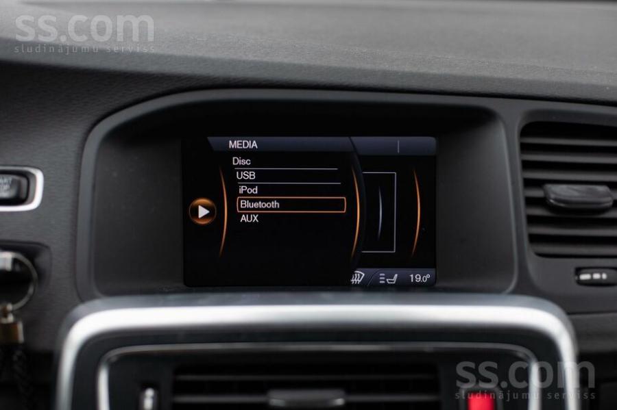 Pelēks Volvo V60 2011 Rīga, ar dzinēja tilpumu 2.00 L un nobraukumu 303 tūkst. km par 6290 €, foto 22 vietnē AUTOMOTO.COM.LV