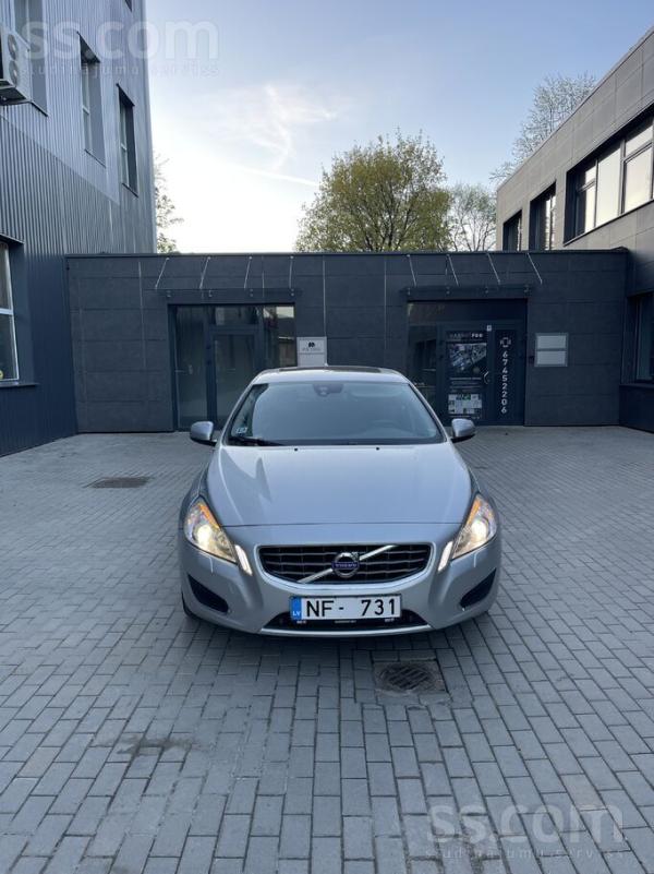 Grey Volvo V60 2011 in Riga, with an engine capacity of 2.40 L and mileage of 285 thousand km for 4900 €, photo 4 on AUTOMOTO.COM.LV