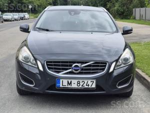 Pelēks Volvo V60 2011 Rīga, ar dzinēja tilpumu 2.00 L un nobraukumu 300 tūkst. km par 4500 €, foto 3 vietnē AUTOMOTO.COM.LV