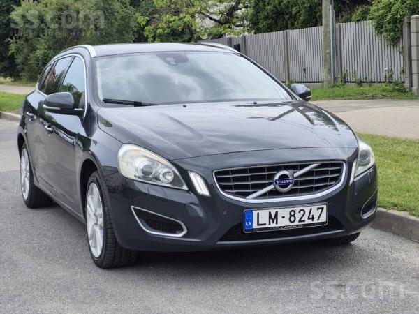 Pelēks Volvo V60 2011 Rīga, ar dzinēja tilpumu 2.00 L un nobraukumu 300 tūkst. km par 4500 €, foto 3 vietnē AUTOMOTO.COM.LV