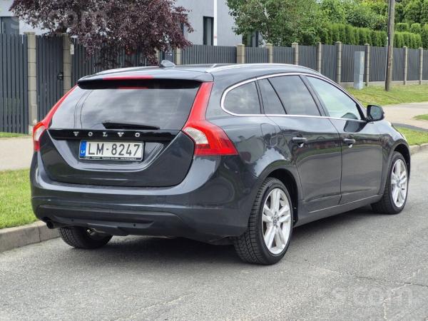 Pelēks Volvo V60 2011 Rīga, ar dzinēja tilpumu 2.00 L un nobraukumu 300 tūkst. km par 4500 €, foto 5 vietnē AUTOMOTO.COM.LV