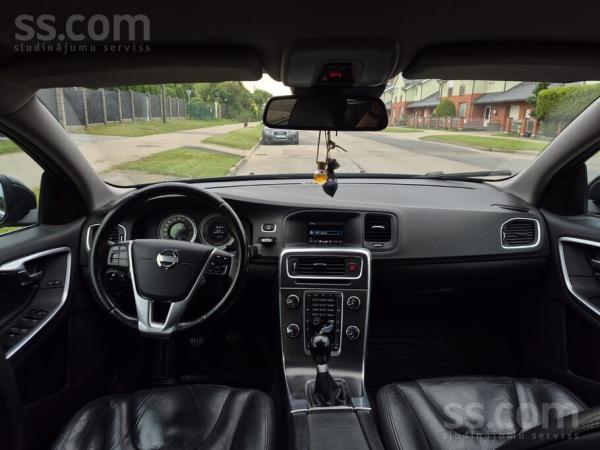 Pelēks Volvo V60 2011 Rīga, ar dzinēja tilpumu 2.00 L un nobraukumu 300 tūkst. km par 4500 €, foto 6 vietnē AUTOMOTO.COM.LV