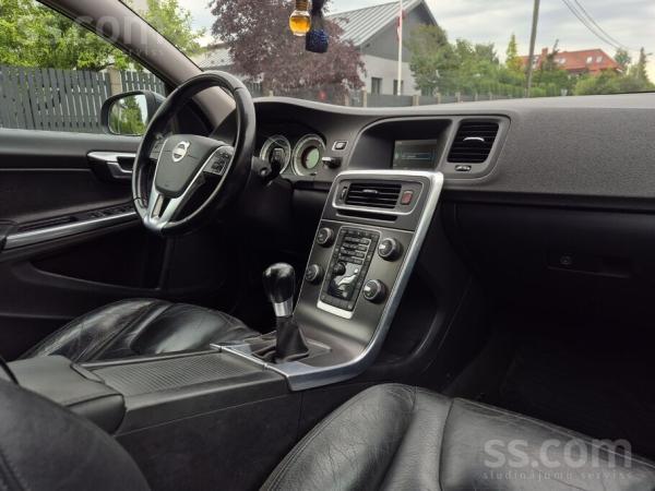 Pelēks Volvo V60 2011 Rīga, ar dzinēja tilpumu 2.00 L un nobraukumu 300 tūkst. km par 4500 €, foto 7 vietnē AUTOMOTO.COM.LV