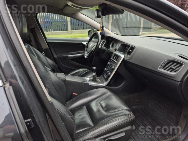 Pelēks Volvo V60 2011 Rīga, ar dzinēja tilpumu 2.00 L un nobraukumu 300 tūkst. km par 4500 €, foto 8 vietnē AUTOMOTO.COM.LV