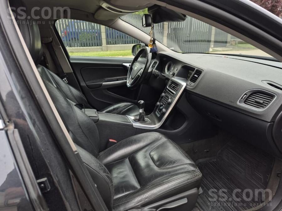Pelēks Volvo V60 2011 Rīga, ar dzinēja tilpumu 2.00 L un nobraukumu 300 tūkst. km par 4500 €, foto 9 vietnē AUTOMOTO.COM.LV