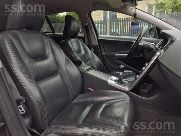 Pelēks Volvo V60 2011 Rīga, ar dzinēja tilpumu 2.00 L un nobraukumu 300 tūkst. km par 4500 €, foto 9 vietnē AUTOMOTO.COM.LV