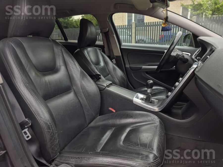 Pelēks Volvo V60 2011 Rīga, ar dzinēja tilpumu 2.00 L un nobraukumu 300 tūkst. km par 4500 €, foto 10 vietnē AUTOMOTO.COM.LV