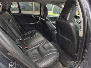 Pelēks Volvo V60 2011 Rīga, ar dzinēja tilpumu 2.00 L un nobraukumu 300 tūkst. km par 4500 €, foto 17 vietnē AUTOMOTO.COM.LV