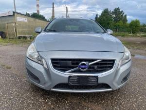 Pelēks Volvo V60 2011 Panevēža, ar dzinēja tilpumu 2.40 L un nobraukumu 305 tūkst. km par 3600 €, foto  vietnē AUTOMOTO.COM.LV