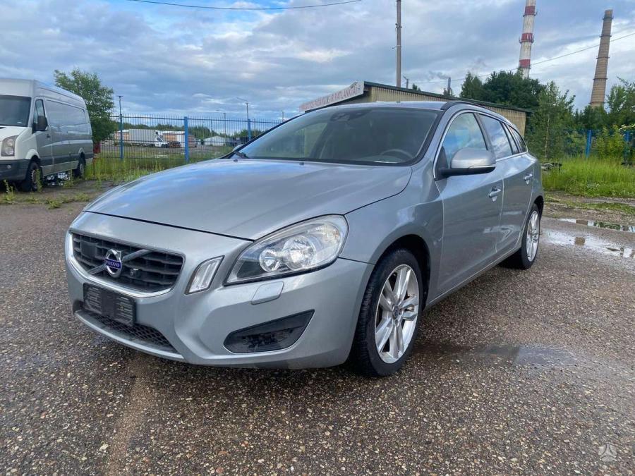 Grey Volvo V60 2011 in Panevezys, with an engine capacity of 2.40 L and mileage of 305 thousand km for 3600 €, photo 3 on AUTOMOTO.COM.LV