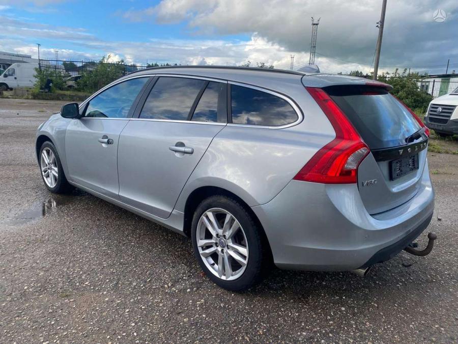 Grey Volvo V60 2011 in Panevezys, with an engine capacity of 2.40 L and mileage of 305 thousand km for 3600 €, photo 5 on AUTOMOTO.COM.LV