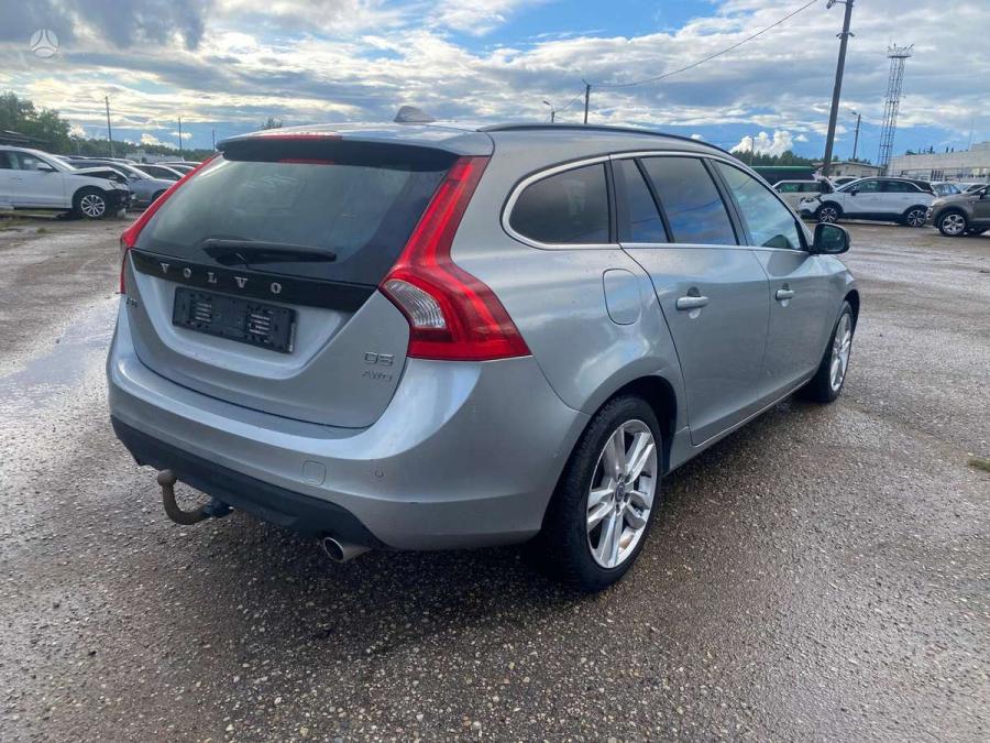 Grey Volvo V60 2011 in Panevezys, with an engine capacity of 2.40 L and mileage of 305 thousand km for 3600 €, photo 6 on AUTOMOTO.COM.LV