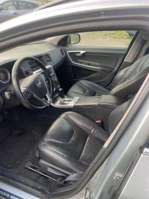 Grey Volvo V60 2011 in Panevezys, with an engine capacity of 2.40 L and mileage of 305 thousand km for 3600 €, photo 10 on AUTOMOTO.COM.LV