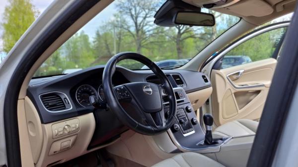 Pelēks Volvo V60 2011 Rīga, ar dzinēja tilpumu 1.60 L un nobraukumu 359 tūkst. km par 5490 €, foto 5 vietnē AUTOMOTO.COM.LV