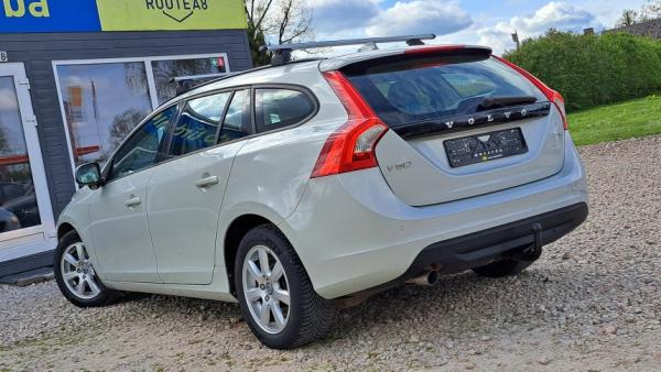 Pelēks Volvo V60 2011 Rīga, ar dzinēja tilpumu 1.60 L un nobraukumu 359 tūkst. km par 5490 €, foto 9 vietnē AUTOMOTO.COM.LV