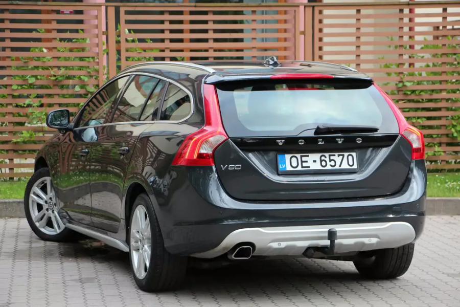 Pelēks Volvo V60 2011 Mārupe, ar dzinēja tilpumu 2.00 L un nobraukumu 329 tūkst. km par 6950 €, foto 5 vietnē AUTOMOTO.COM.LV