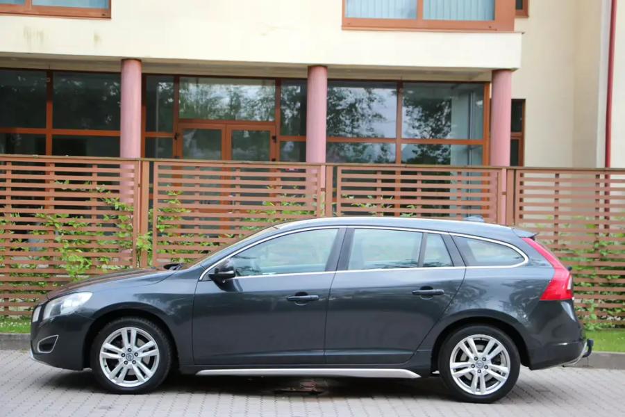 Pelēks Volvo V60 2011 Mārupe, ar dzinēja tilpumu 2.00 L un nobraukumu 329 tūkst. km par 6950 €, foto 10 vietnē AUTOMOTO.COM.LV