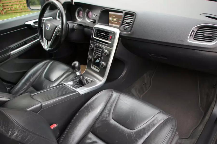 Pelēks Volvo V60 2011 Mārupe, ar dzinēja tilpumu 2.00 L un nobraukumu 329 tūkst. km par 6950 €, foto 17 vietnē AUTOMOTO.COM.LV