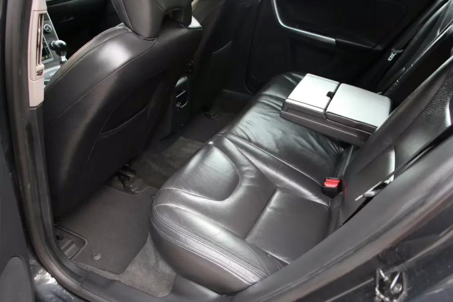 Pelēks Volvo V60 2011 Mārupe, ar dzinēja tilpumu 2.00 L un nobraukumu 329 tūkst. km par 6950 €, foto 18 vietnē AUTOMOTO.COM.LV