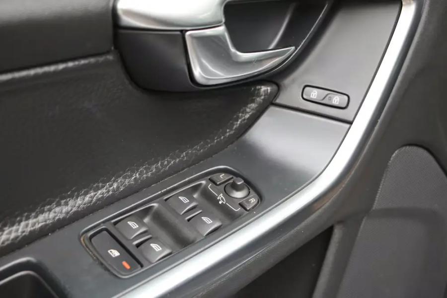 Pelēks Volvo V60 2011 Mārupe, ar dzinēja tilpumu 2.00 L un nobraukumu 329 tūkst. km par 6950 €, foto 20 vietnē AUTOMOTO.COM.LV