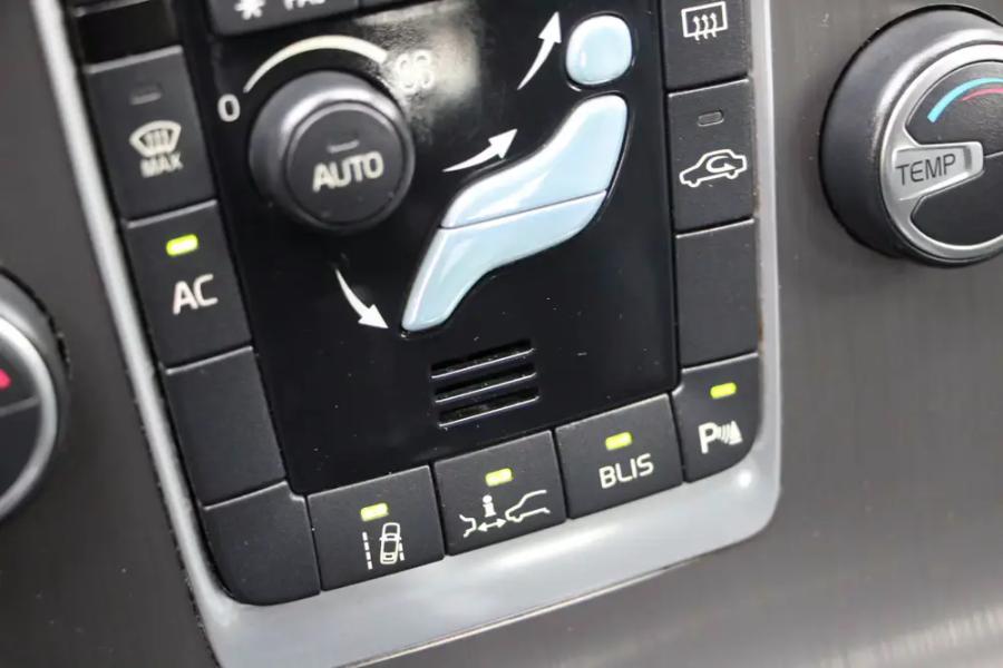 Pelēks Volvo V60 2011 Mārupe, ar dzinēja tilpumu 2.00 L un nobraukumu 329 tūkst. km par 6950 €, foto 21 vietnē AUTOMOTO.COM.LV