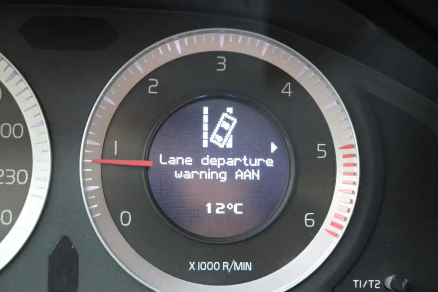 Pelēks Volvo V60 2011 Mārupe, ar dzinēja tilpumu 2.00 L un nobraukumu 329 tūkst. km par 6950 €, foto 24 vietnē AUTOMOTO.COM.LV