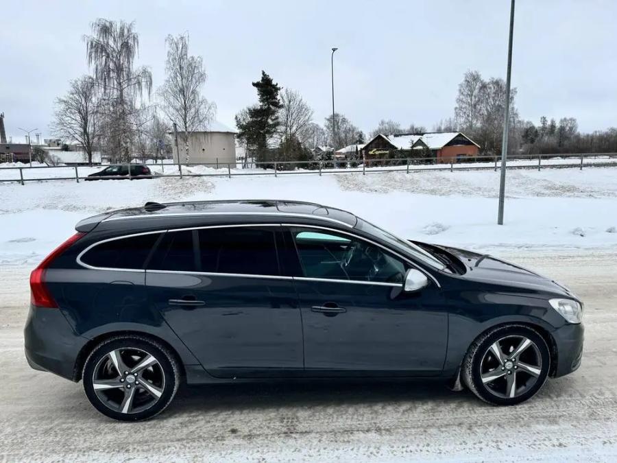 Pelēks Volvo V60 2011 Rēzekne, ar dzinēja tilpumu 2.00 L un nobraukumu 290 tūkst. km par 6300 €, foto 5 vietnē AUTOMOTO.COM.LV