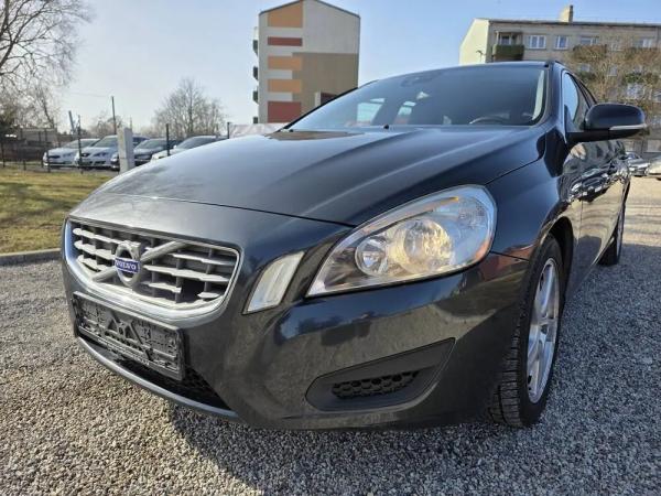 Grey Volvo V60 2011 in Ventspils, with an engine capacity of 1.60 L and mileage of 275 thousand km for 3950 €, photo 2 on AUTOMOTO.COM.LV