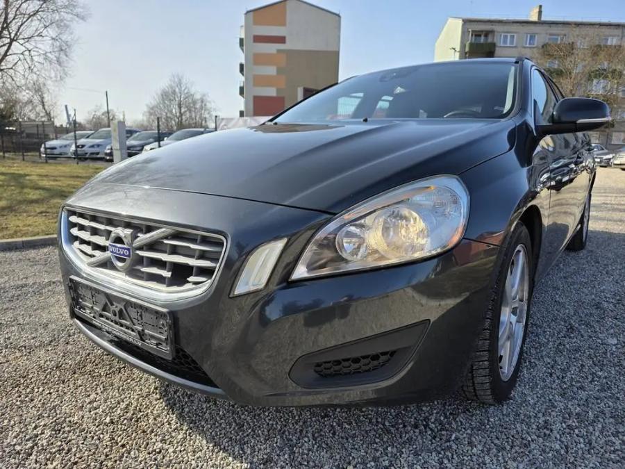 Pelēks Volvo V60 2011 Ventspils, ar dzinēja tilpumu 1.60 L un nobraukumu 275 tūkst. km par 3950 €, foto 3 vietnē AUTOMOTO.COM.LV