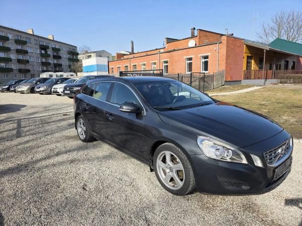 Grey Volvo V60 2011 in Ventspils, with an engine capacity of 1.60 L and mileage of 275 thousand km for 3950 €, photo 4 on AUTOMOTO.COM.LV