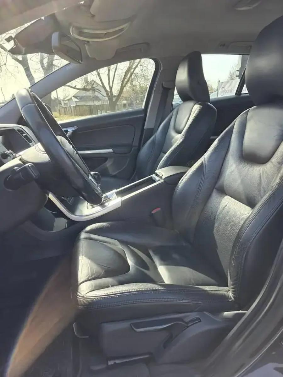 Pelēks Volvo V60 2011 Ventspils, ar dzinēja tilpumu 1.60 L un nobraukumu 275 tūkst. km par 3950 €, foto 14 vietnē AUTOMOTO.COM.LV