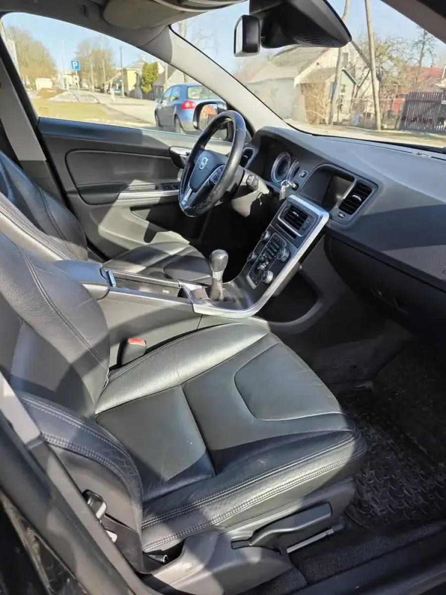 Pelēks Volvo V60 2011 Ventspils, ar dzinēja tilpumu 1.60 L un nobraukumu 275 tūkst. km par 3950 €, foto 20 vietnē AUTOMOTO.COM.LV
