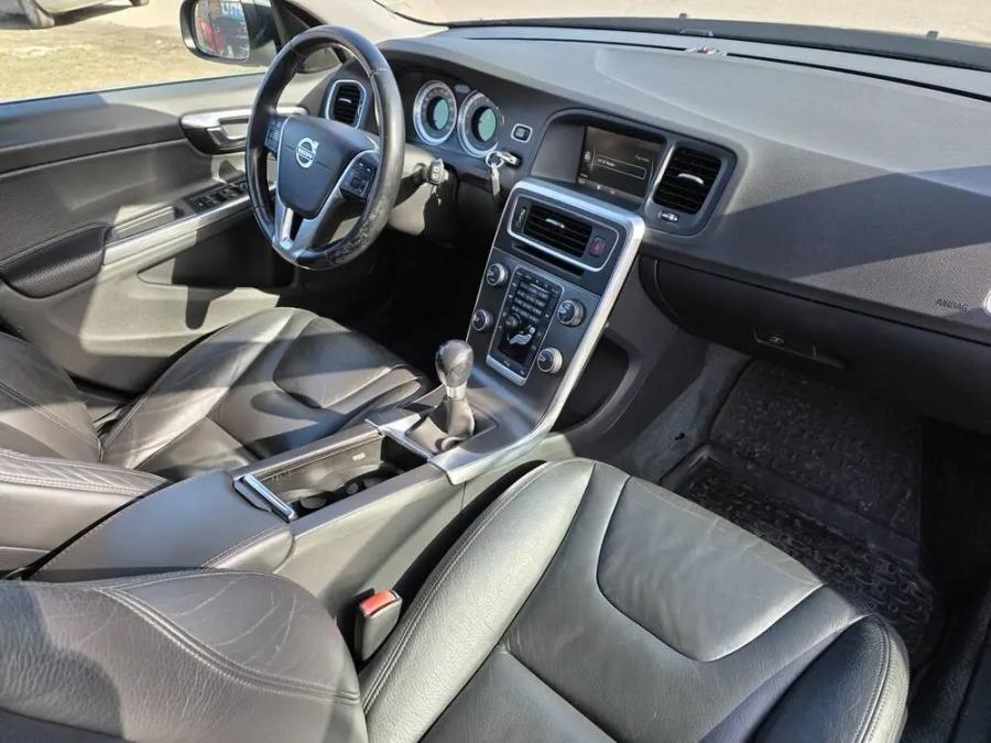 Pelēks Volvo V60 2011 Ventspils, ar dzinēja tilpumu 1.60 L un nobraukumu 275 tūkst. km par 3950 €, foto 21 vietnē AUTOMOTO.COM.LV