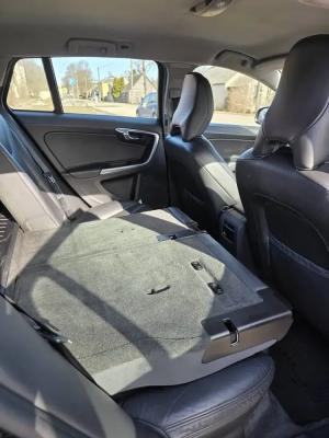 Pelēks Volvo V60 2011 Ventspils, ar dzinēja tilpumu 1.60 L un nobraukumu 275 tūkst. km par 3950 €, foto 24 vietnē AUTOMOTO.COM.LV