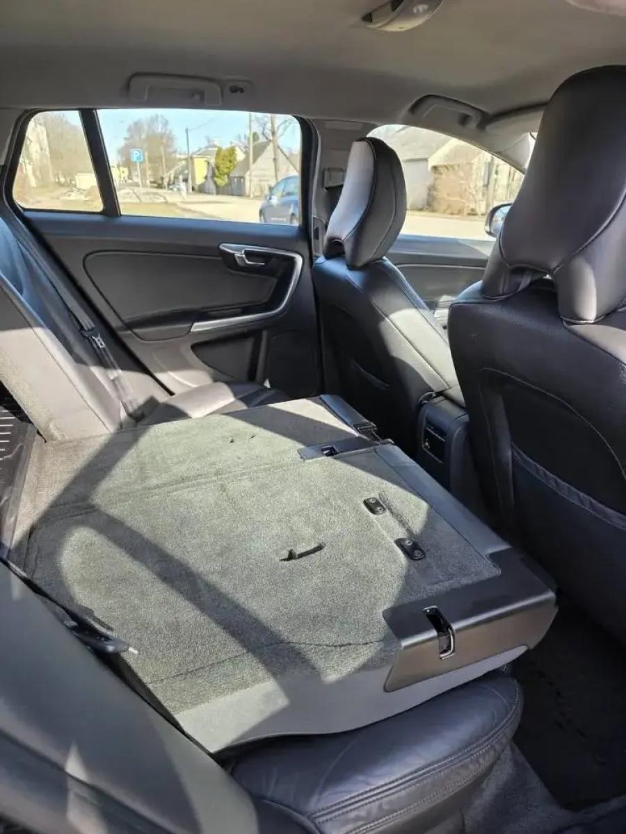 Pelēks Volvo V60 2011 Ventspils, ar dzinēja tilpumu 1.60 L un nobraukumu 275 tūkst. km par 3950 €, foto 24 vietnē AUTOMOTO.COM.LV