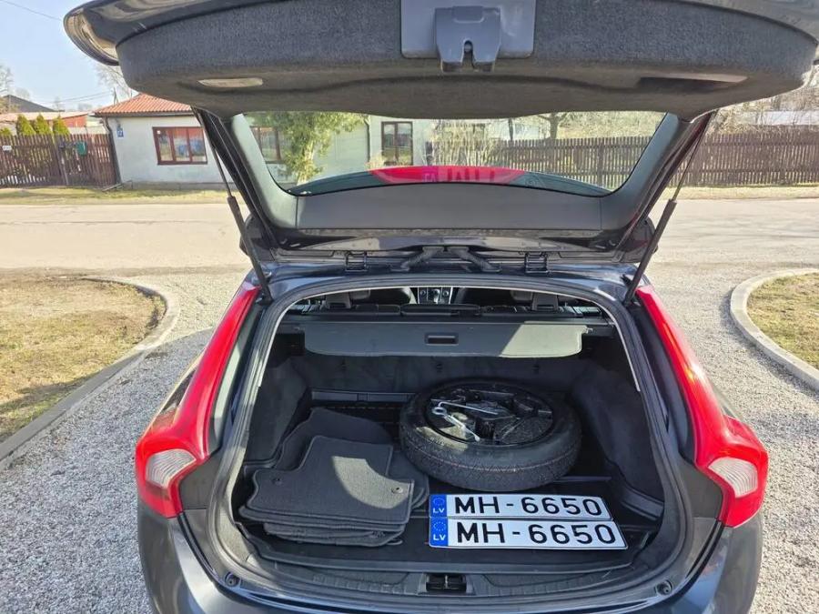 Pelēks Volvo V60 2011 Ventspils, ar dzinēja tilpumu 1.60 L un nobraukumu 275 tūkst. km par 3950 €, foto 25 vietnē AUTOMOTO.COM.LV