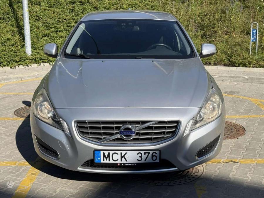 Grey Volvo V60 2011 in Vilnius, with an engine capacity of 1.98 L and mileage of 382 thousand km for 3800 €, photo 3 on AUTOMOTO.COM.LV