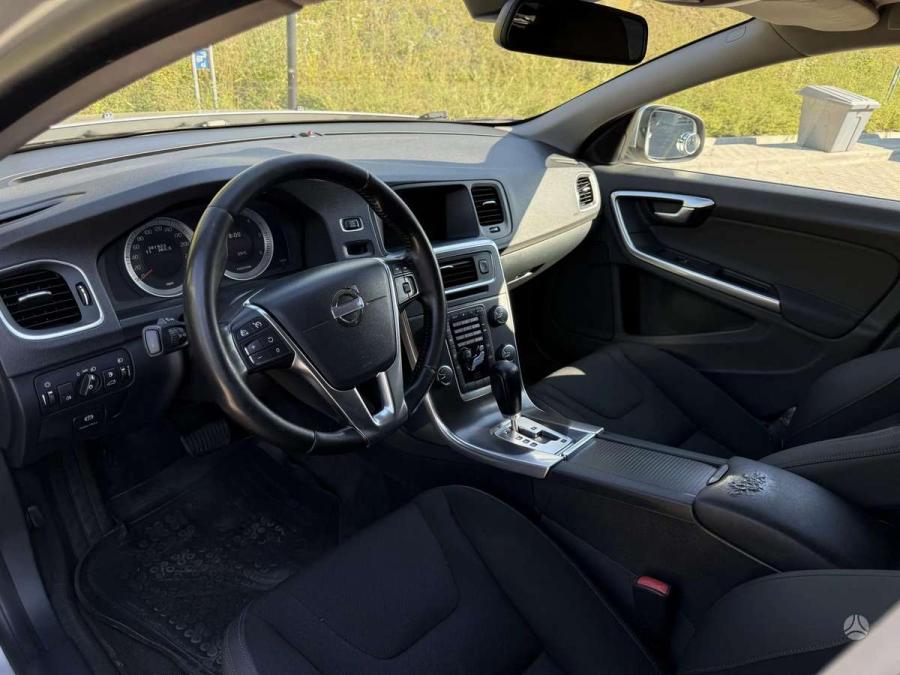 Grey Volvo V60 2011 in Vilnius, with an engine capacity of 1.98 L and mileage of 382 thousand km for 3800 €, photo 7 on AUTOMOTO.COM.LV